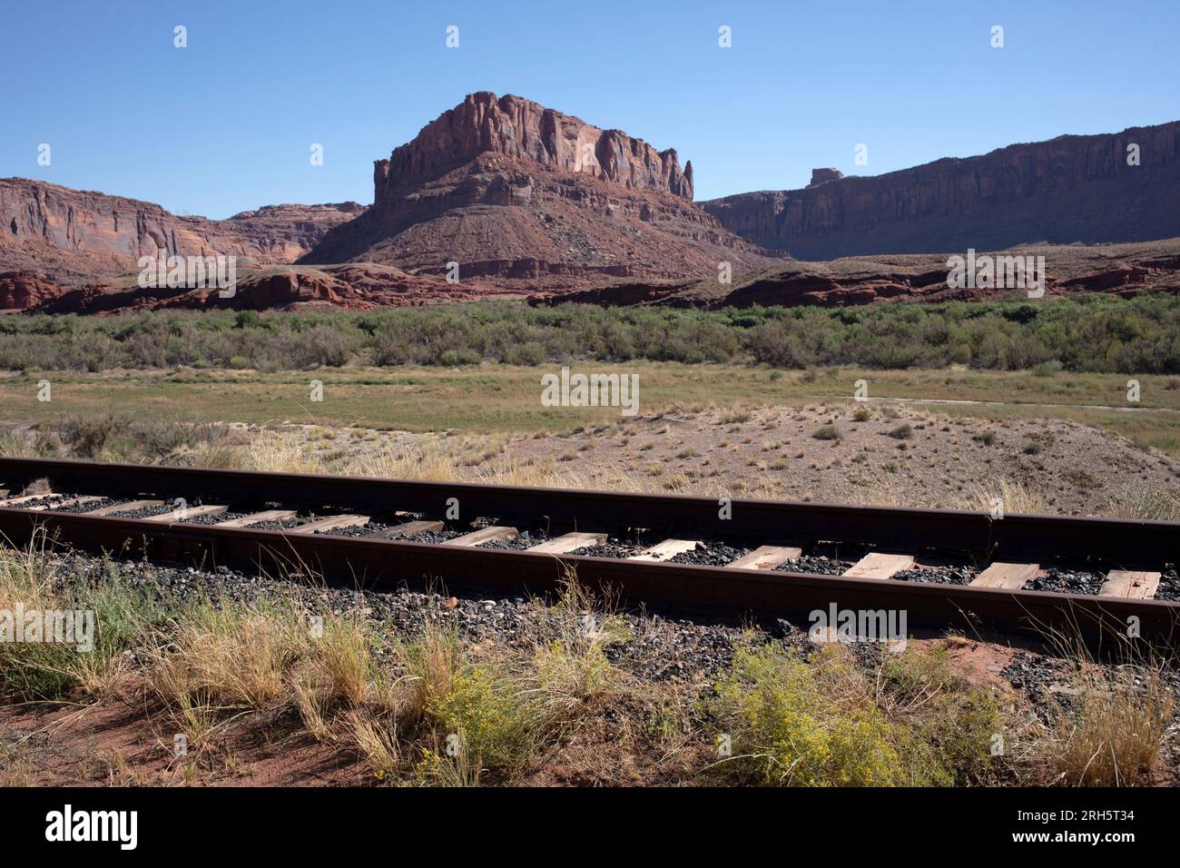 Abandoned railroad tracks in desert environment Stock Photo - Alamy