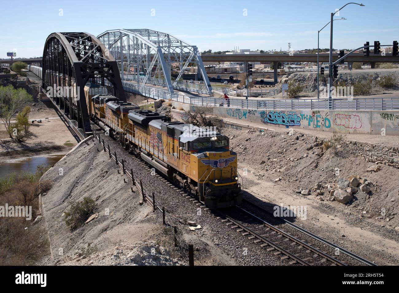 Front view train approaching hi-res stock photography and images - Alamy