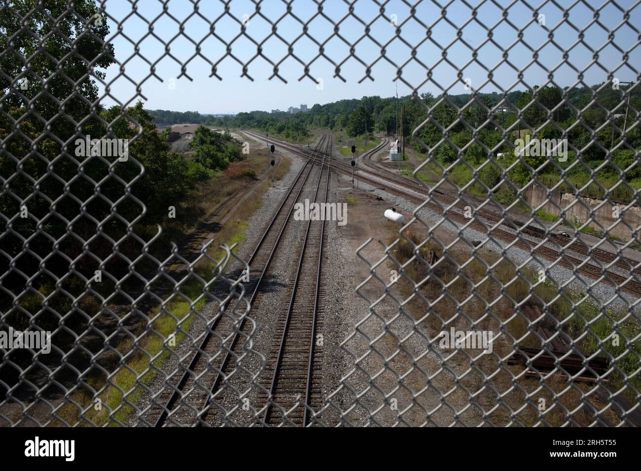 Through hole in fence hi-res stock photography and images - Alamy