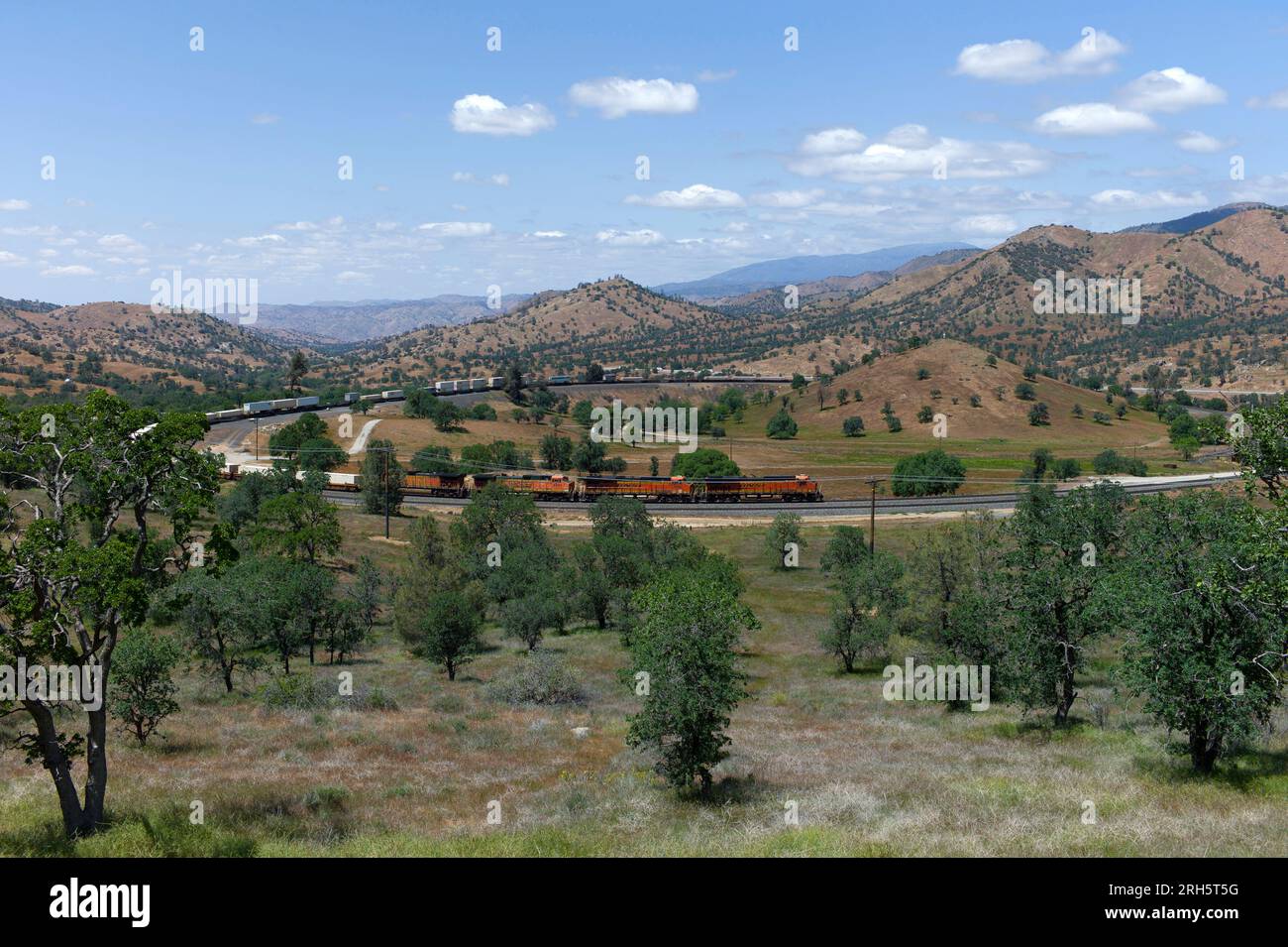 Train on historic Tehachapi loop Stock Photo - Alamy