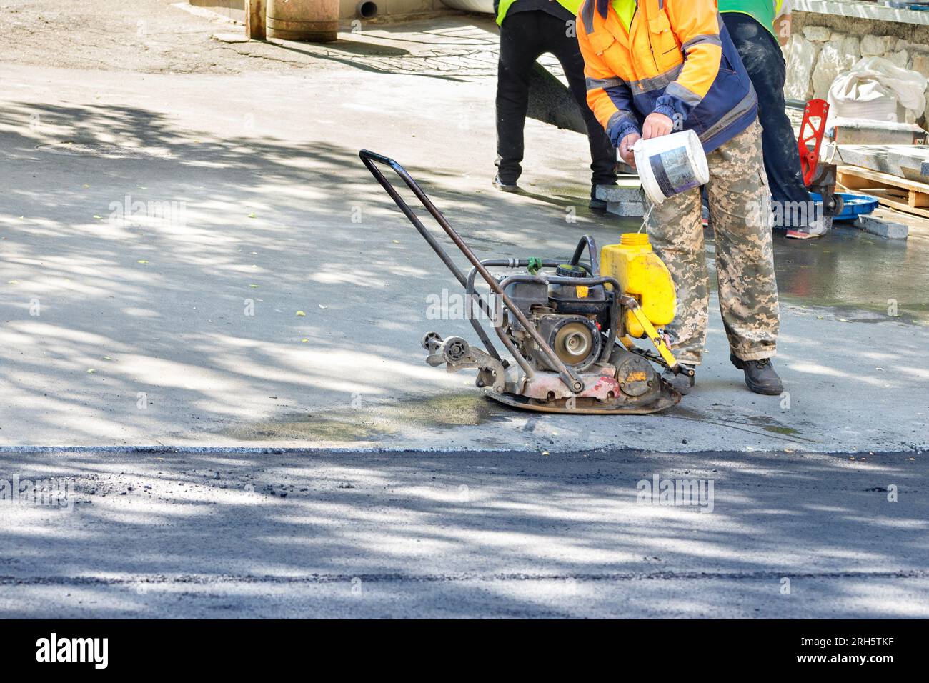 Asphalt compactor compress hi-res stock photography and images - Alamy