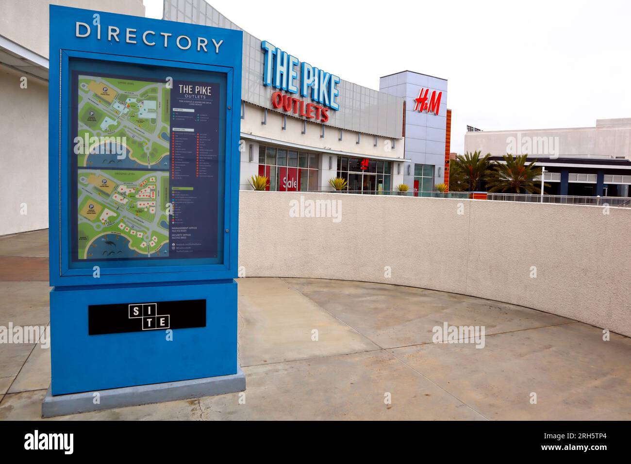 Shopping center pike outlets hi-res stock photography and images - Alamy