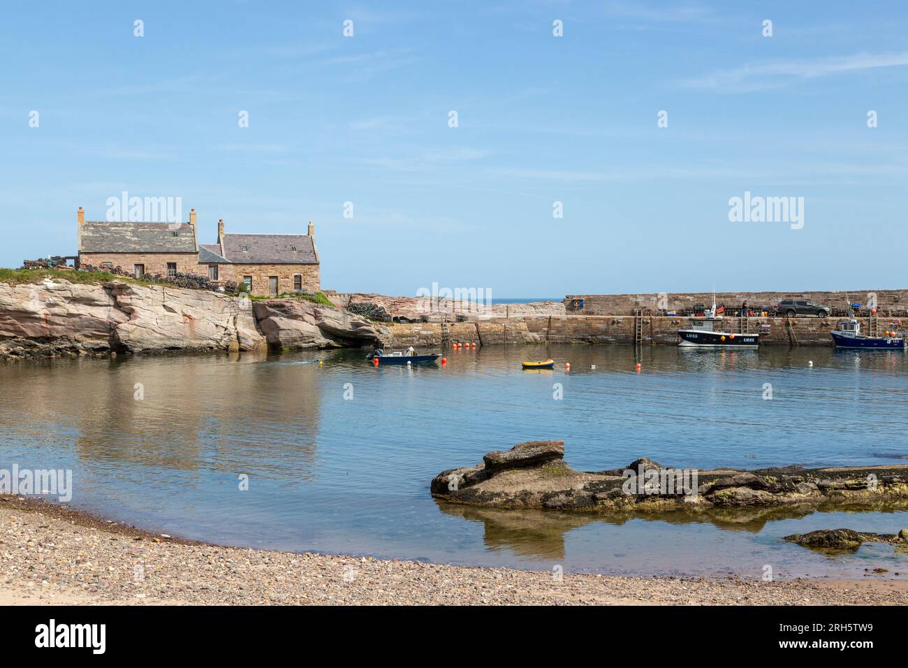 The picturesque Cove Harbour in Scotland Stock Photo - Alamy
