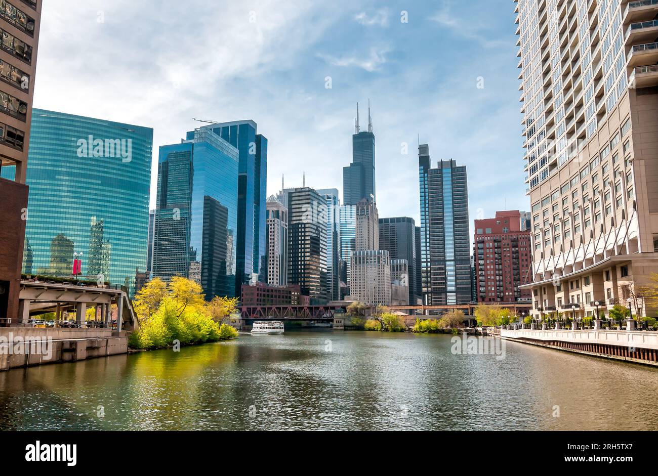 Chicago cityscape from river hi-res stock photography and images - Alamy