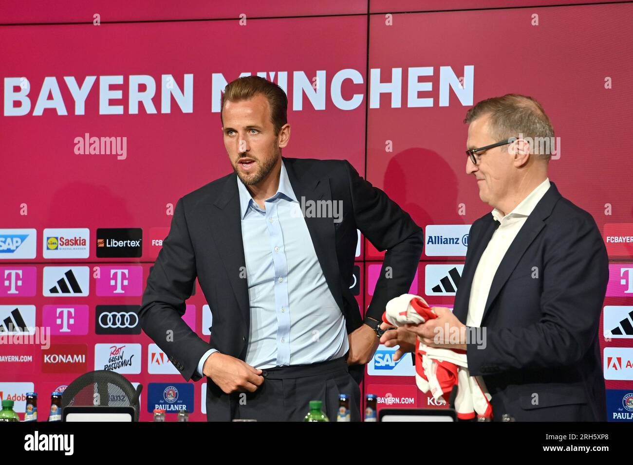 Munich. 13th Aug, 2023. Harry KANE (FC Bayern Munich) with Jan ...