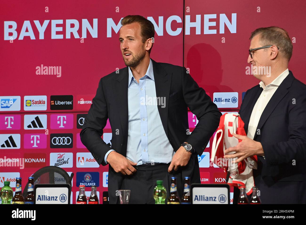 Munich. 13th Aug, 2023. Harry KANE (FC Bayern Munich) with Jan ...