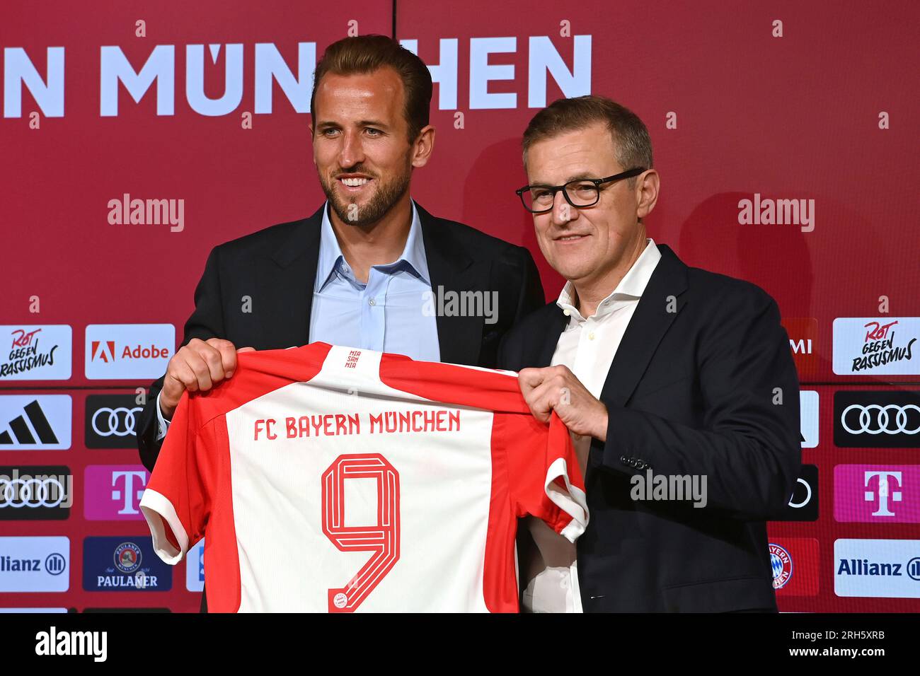 Munich. 13th Aug, 2023. Harry KANE (FC Bayern Munich) with Jan ...