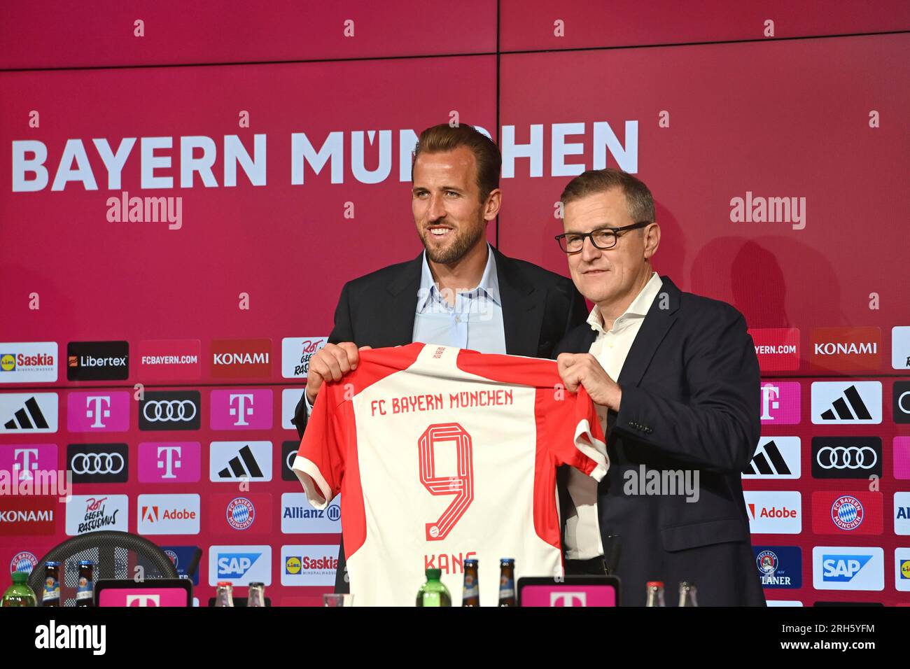 Munich. 13th Aug, 2023. Harry KANE (FC Bayern Munich) with Jan ...