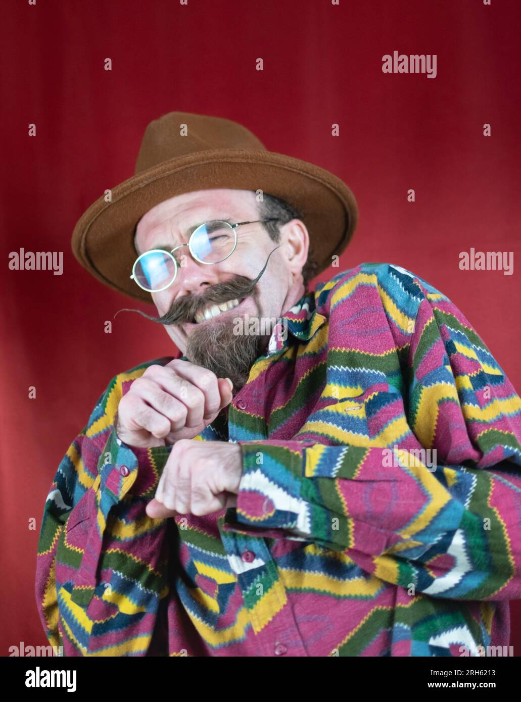 Vintage Hipster terrified man with mustache, hat, glasses and fear ...