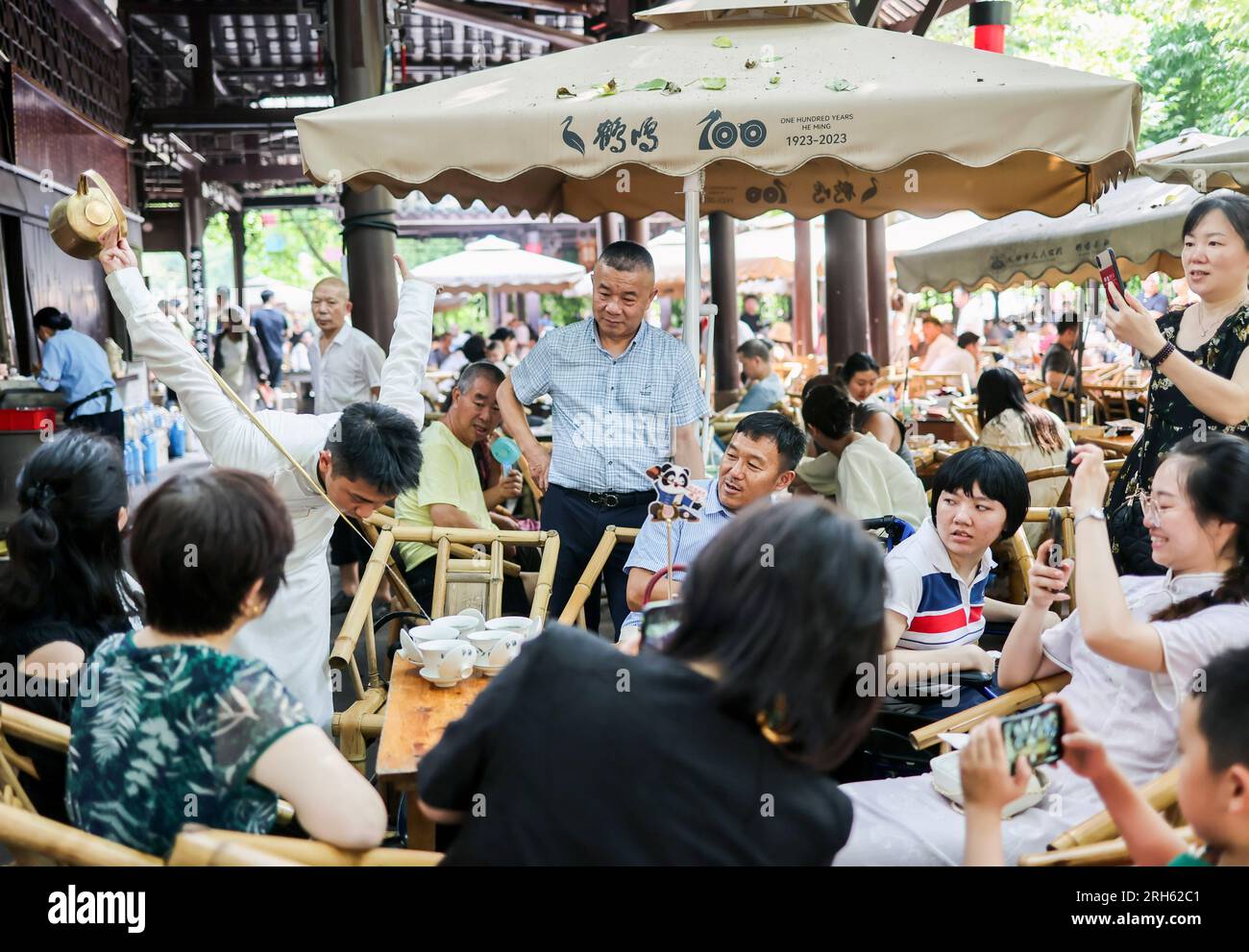 (230814) -- CHENGDU, Aug. 14, 2023 (Xinhua) -- A man performs tea ...
