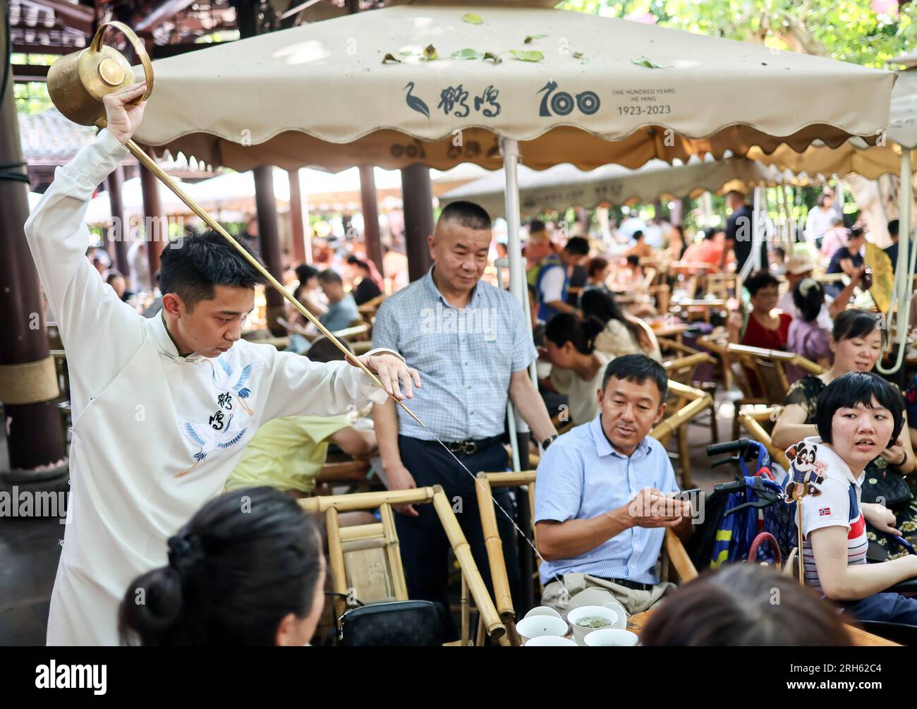 (230814) -- CHENGDU, Aug. 14, 2023 (Xinhua) -- A man performs tea ...