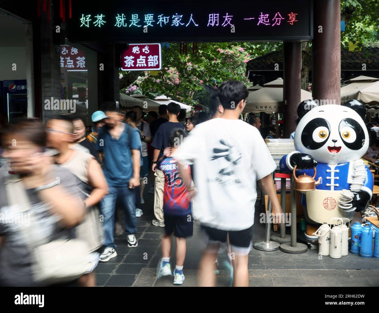 (230814) -- CHENGDU, Aug. 14, 2023 (Xinhua) -- Customers walk into the ...