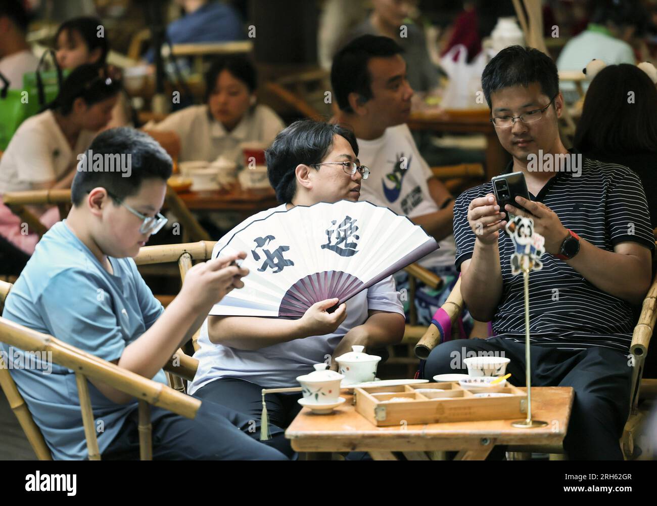 (230814) -- CHENGDU, Aug. 14, 2023 (Xinhua) -- A family enjoys tea at ...