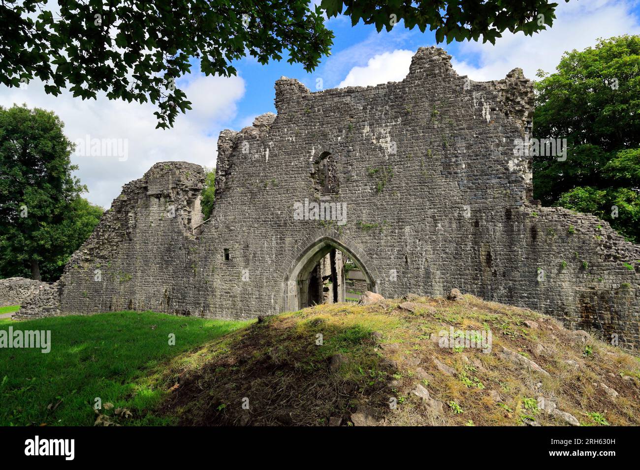 Historic welsh castle hi-res stock photography and images - Alamy