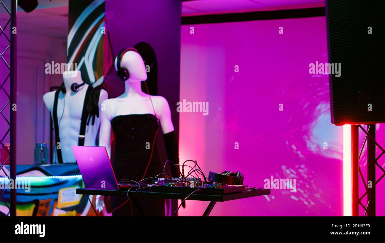 Empty club stage dj station hi-res stock photography and images - Alamy