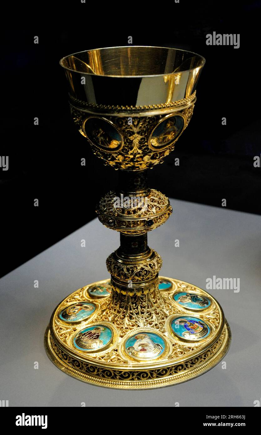 Silver chalice hi-res stock photography and images - Alamy