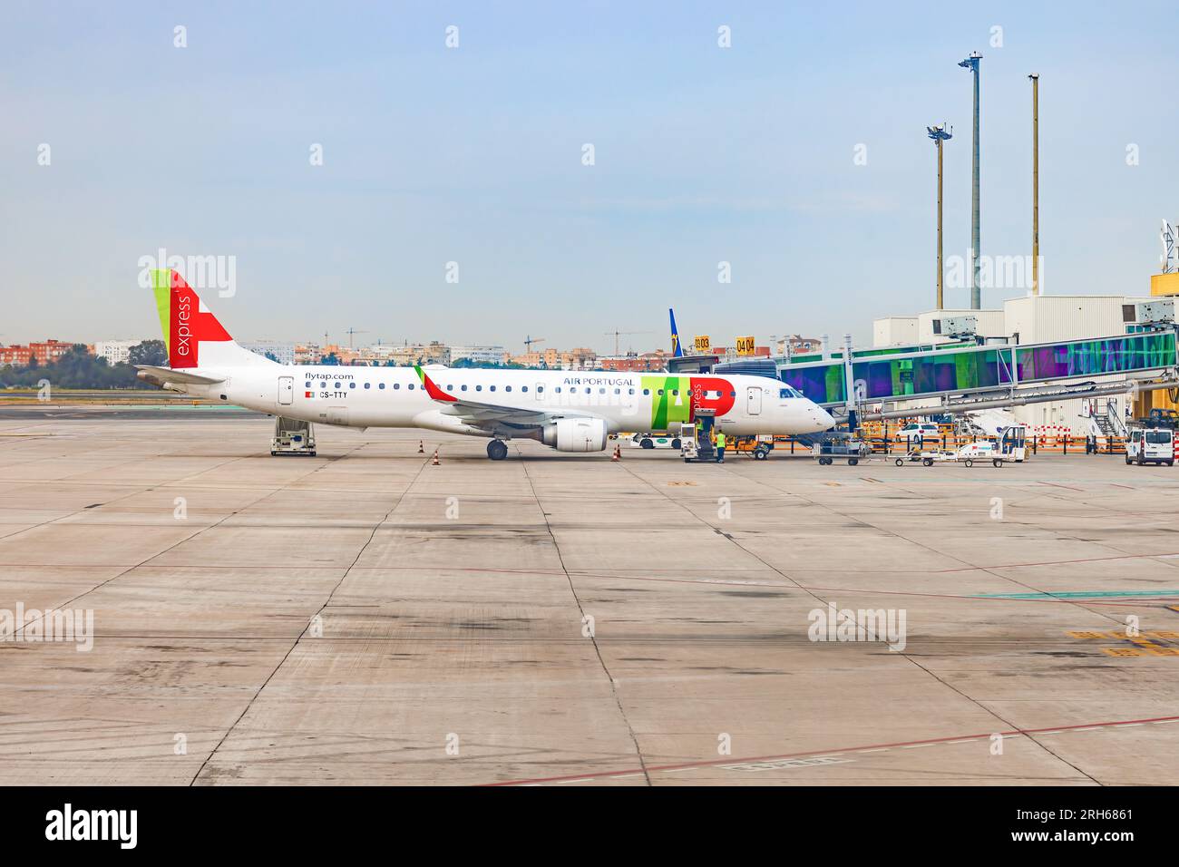 Embraer e195ar hi-res stock photography and images - Alamy