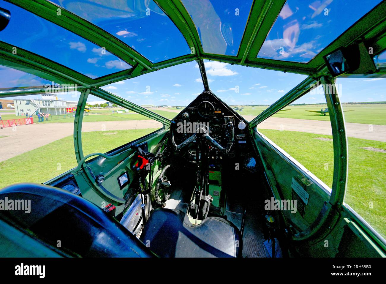 Avro shackleton cockpit hi-res stock photography and images - Alamy