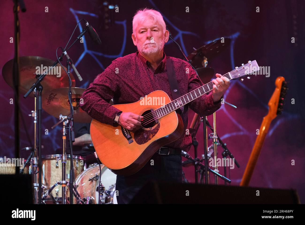 Simon Nicol of Fairport Convention performing at Fairports Cropredy ...