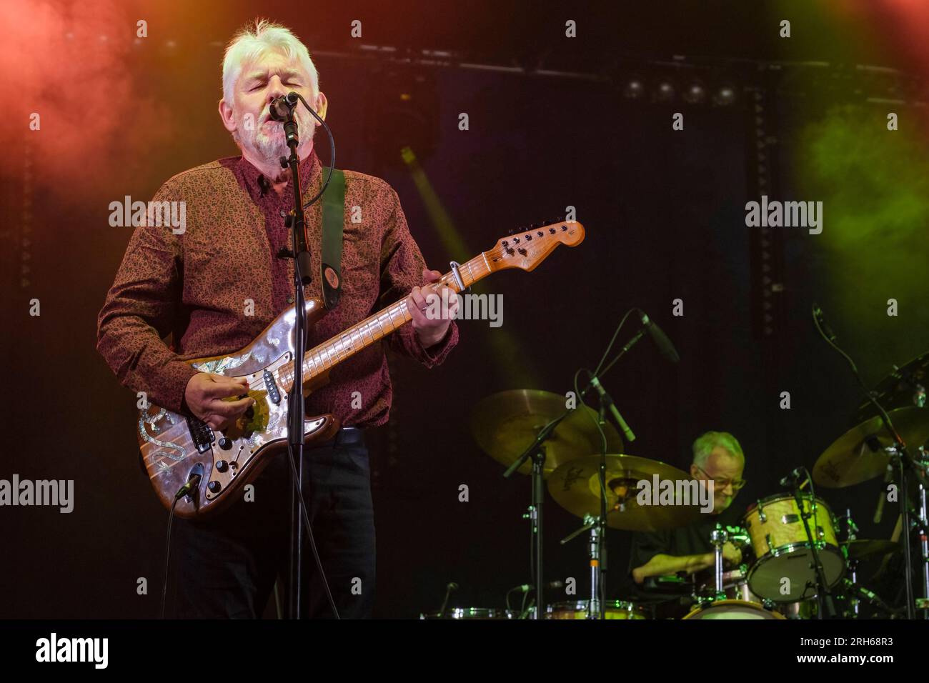 Simon Nicol of Fairport Convention performing at Fairports Cropredy ...