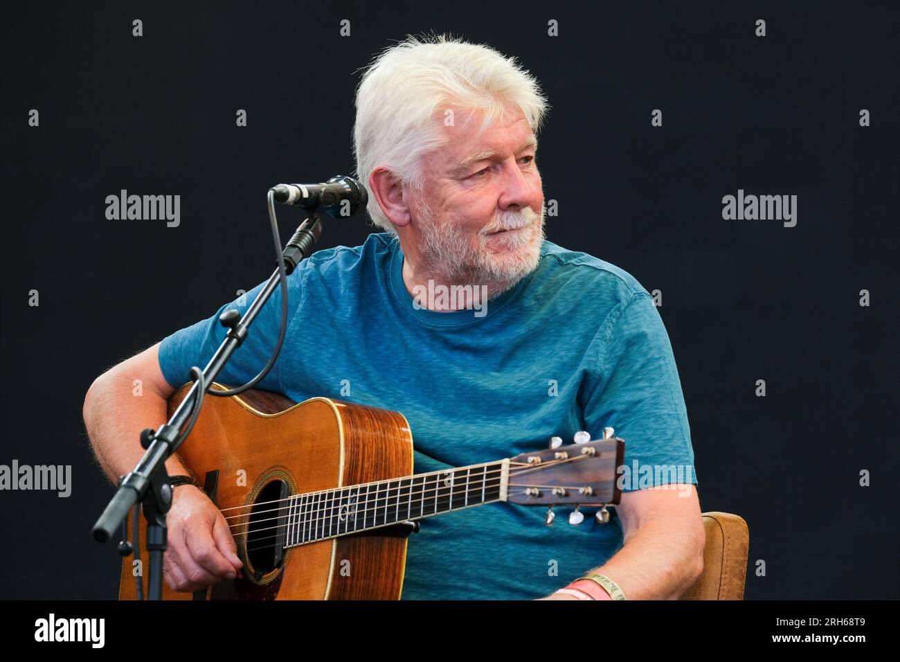 Simon Nicol of Fairport Convention performing at Fairports Cropredy ...