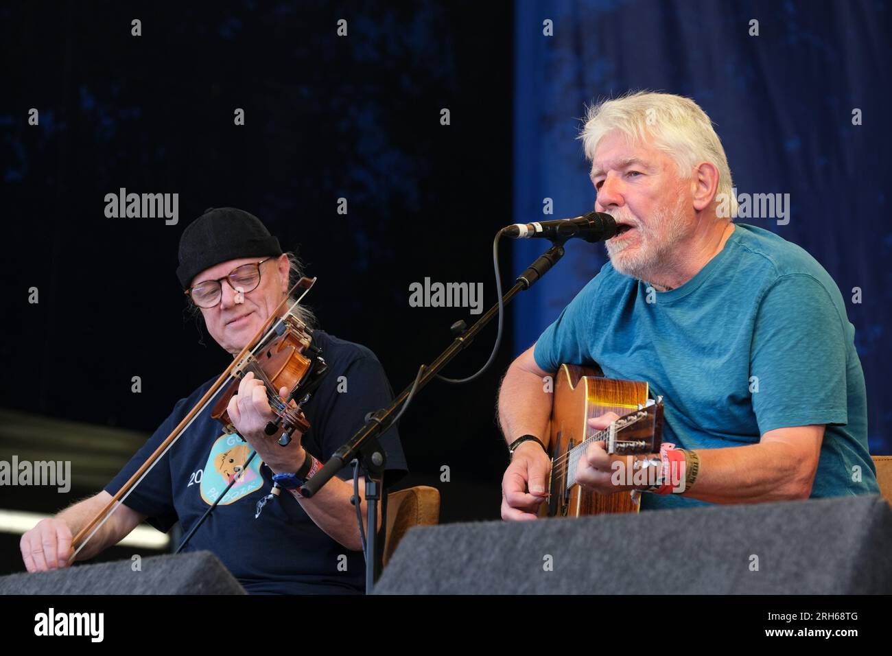 Simon nicol singing hi-res stock photography and images - Alamy