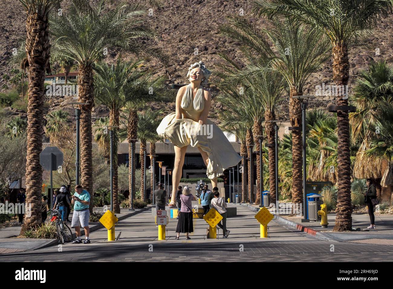 A 26-ft (7.9-m) tall Giant Marilyn Monroe Statue (The 'Forever Marilyn ...