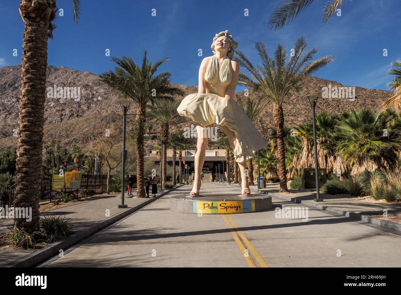 A 26-ft (7.9-m) tall Giant Marilyn Monroe Statue (The 'Forever Marilyn ...