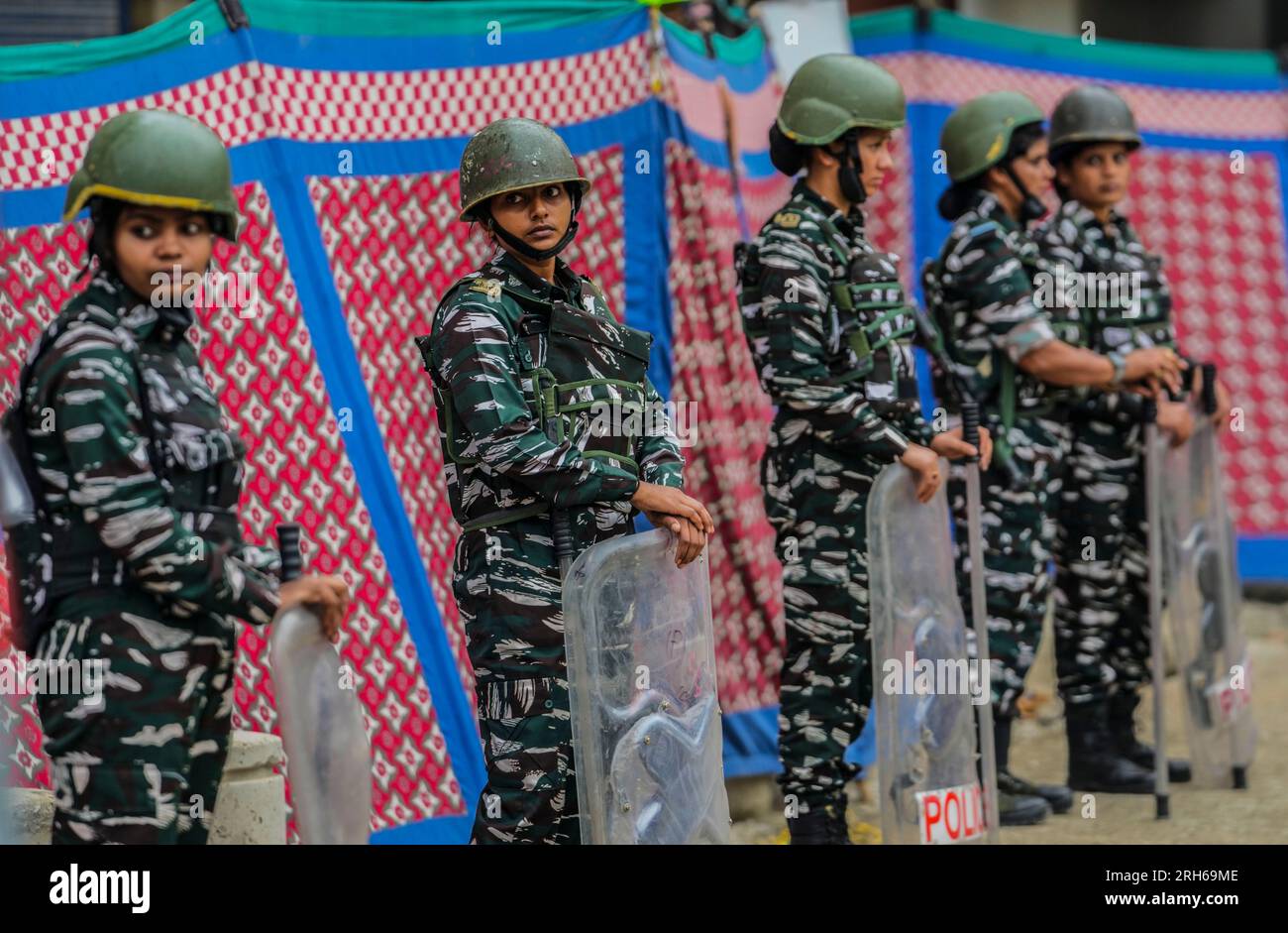Indian women paramilitary soldiers guard as Jammu and Kashmir ...