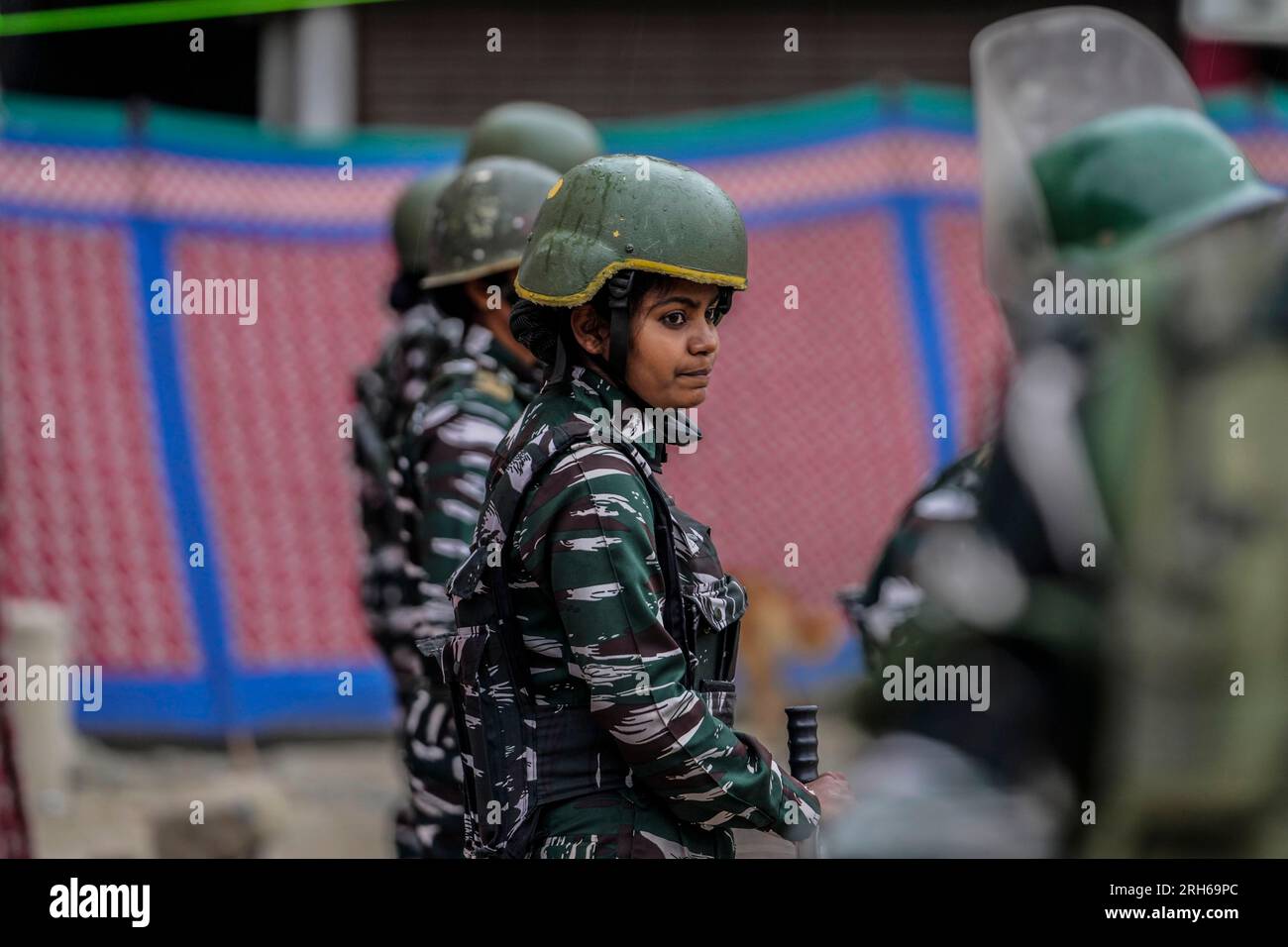 Indian women paramilitary soldiers guard as Jammu and Kashmir ...