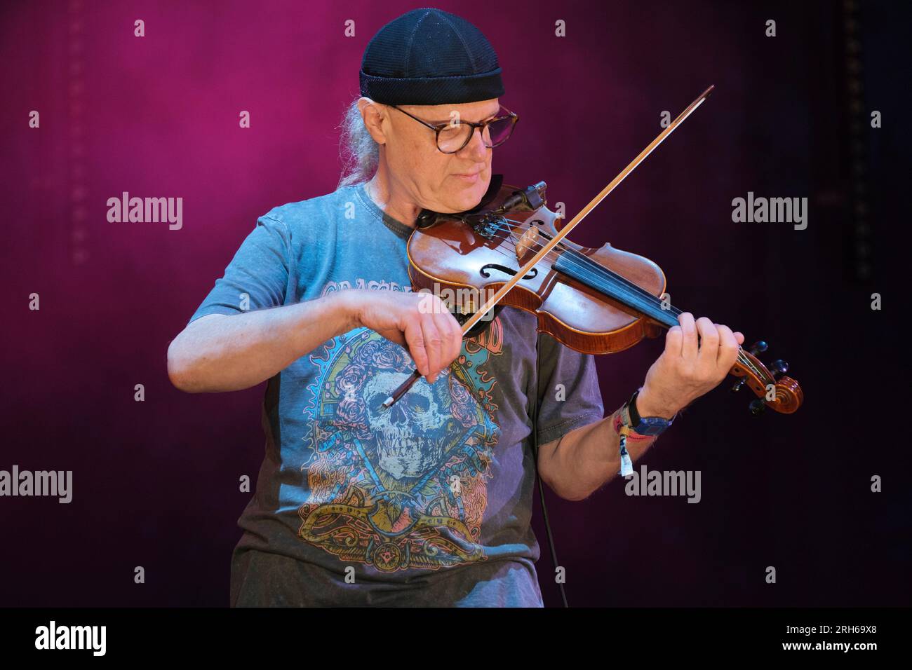 Ric Sanders performing at Fairports Cropredy Convention. August 10 ...