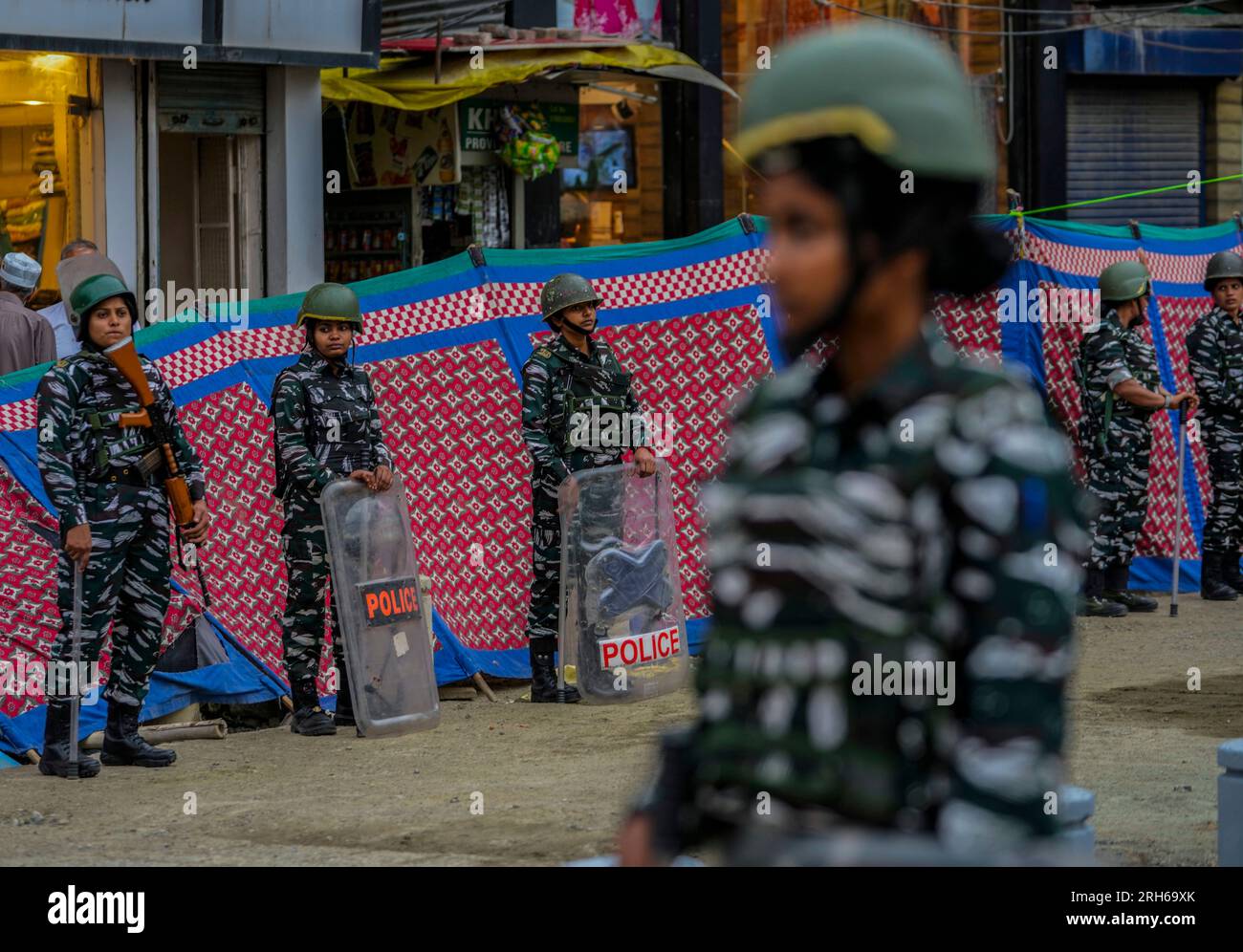 Indian women paramilitary soldiers guard as Jammu and Kashmir ...