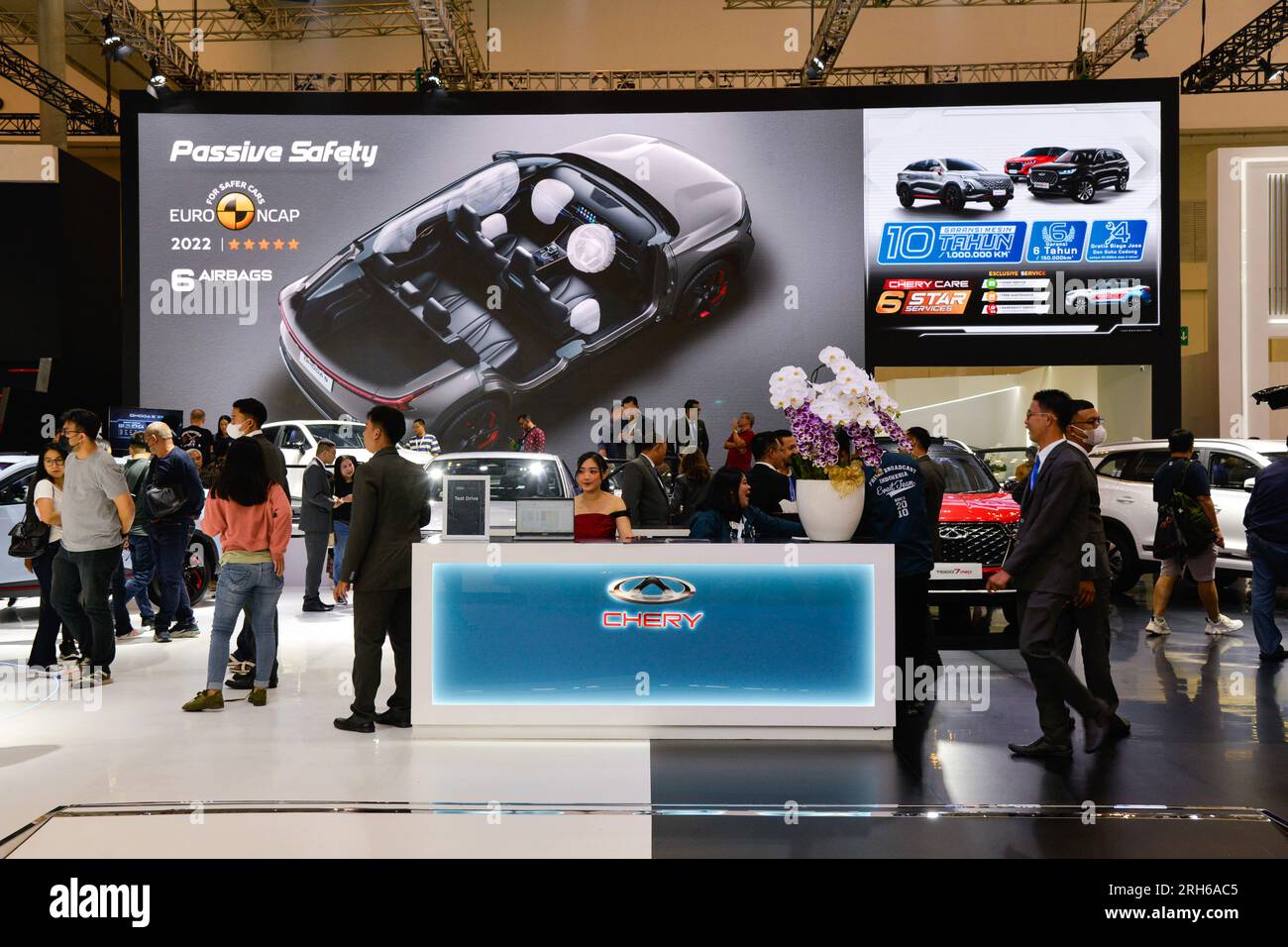 Tangerang, Indonesia. 14th Aug, 2023. People visit the booth of Chery ...