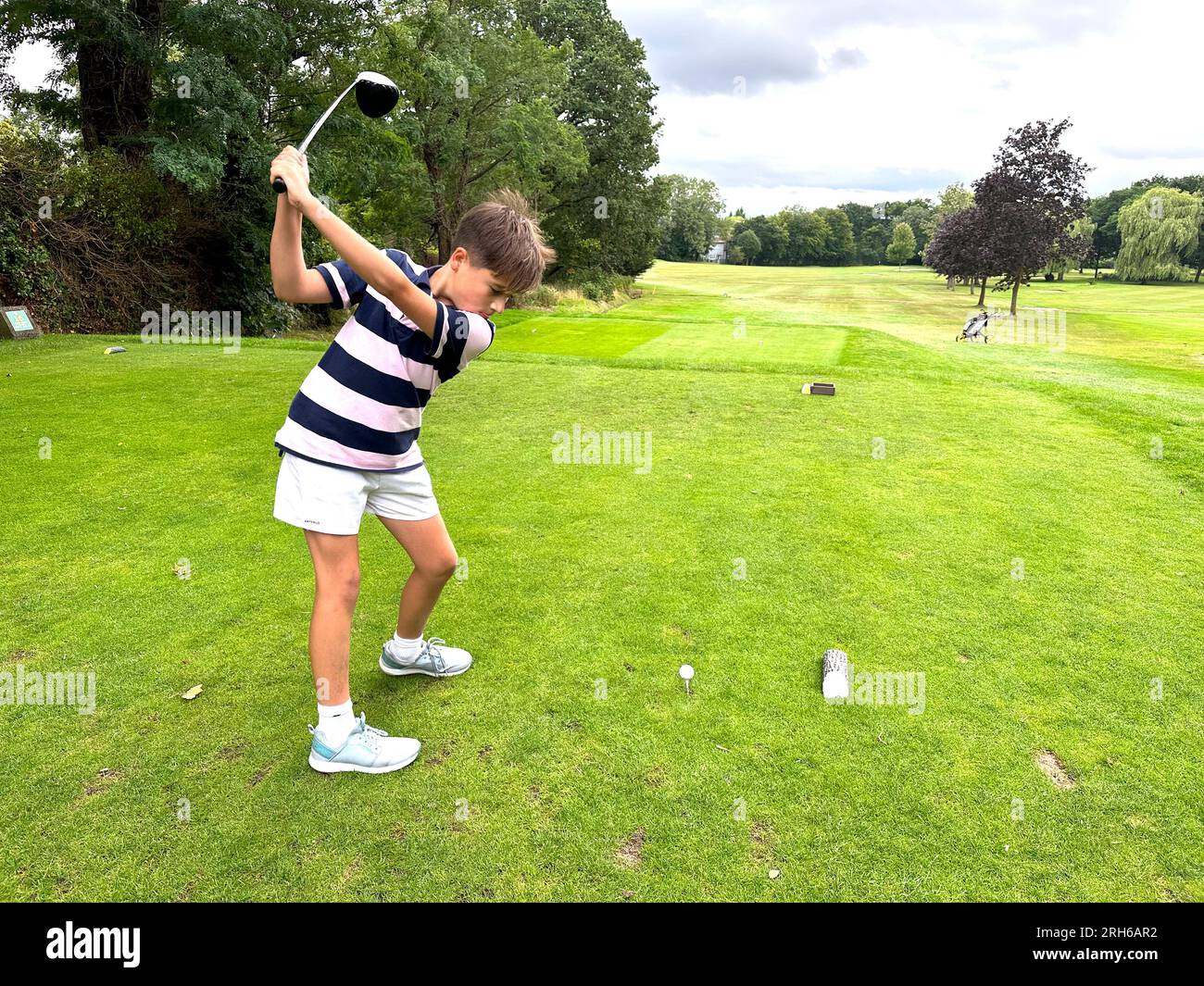 School boy playing golf Stock Photo - Alamy