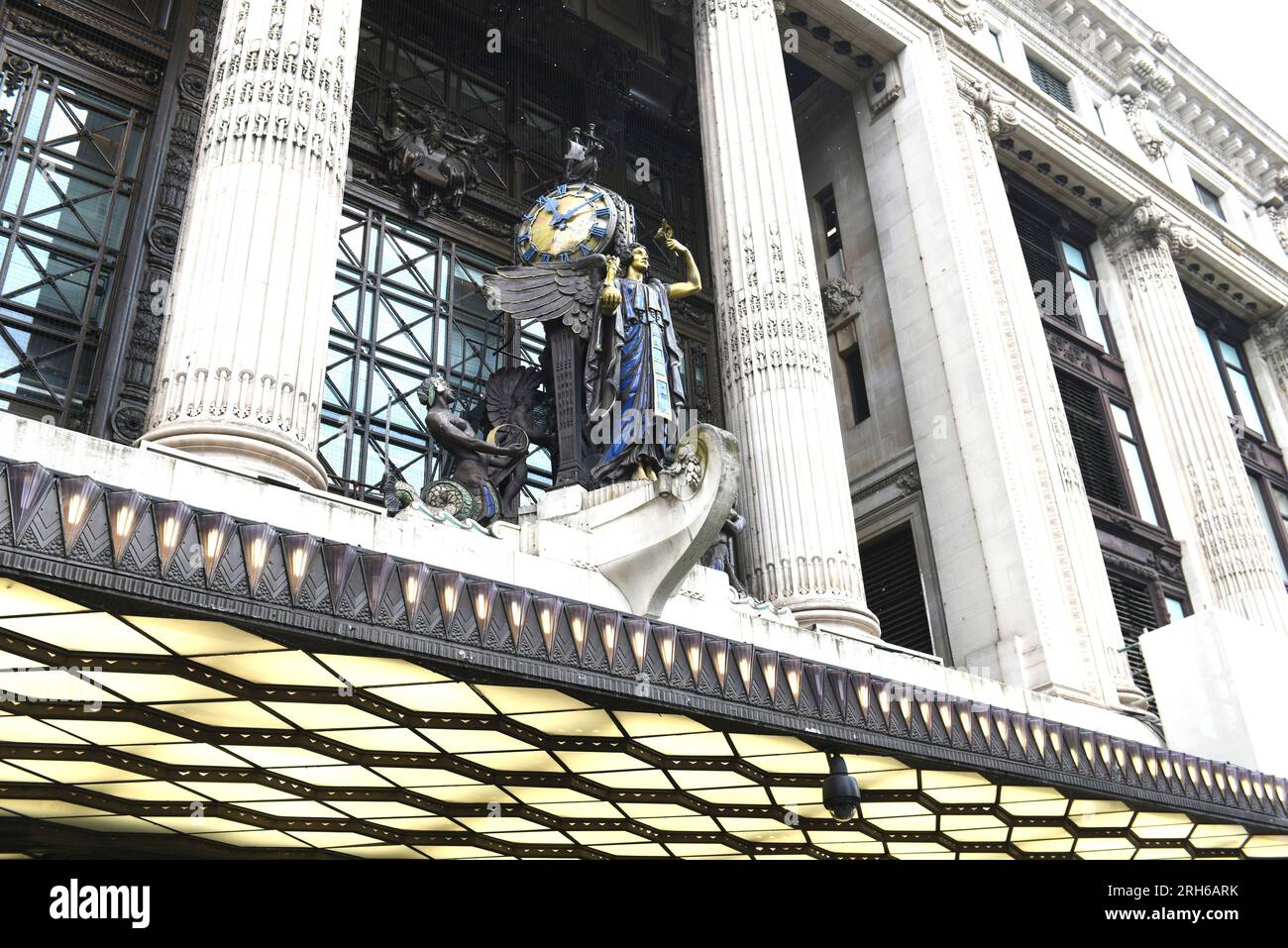 Famous london shopping street hi-res stock photography and images - Alamy