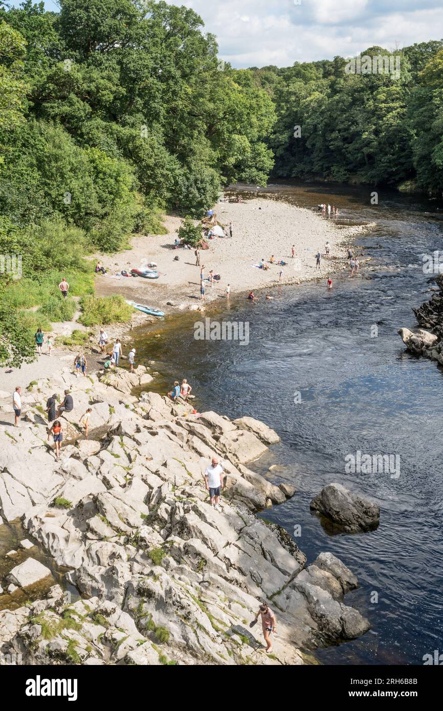 UK weather 10th August 2023 Heatwave, families cool off in the river ...