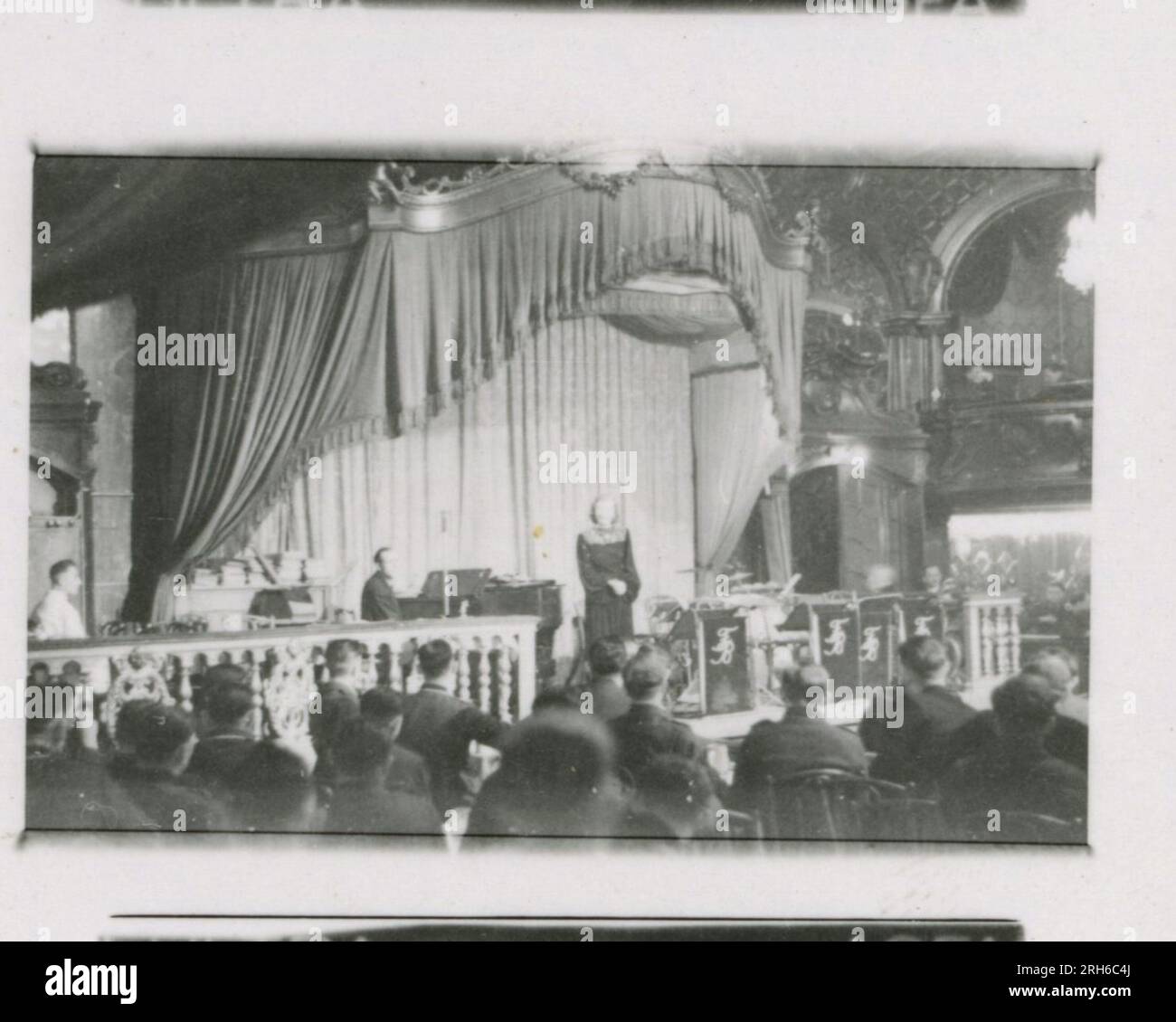 SS Photographer, Funk (1943) Concert hall with performers ...