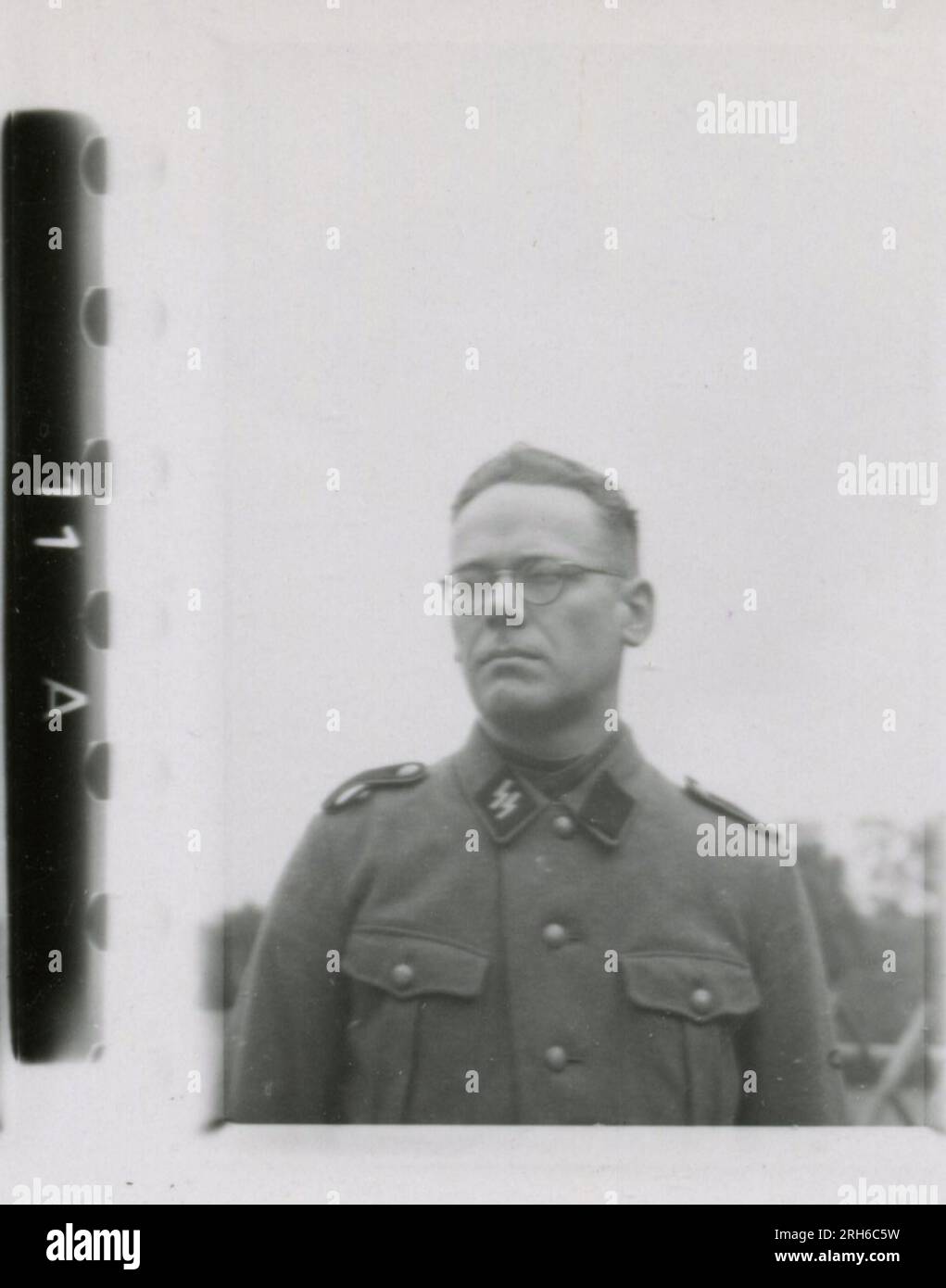 SS Photographer, Funk (1943) Concert hall with performers ...