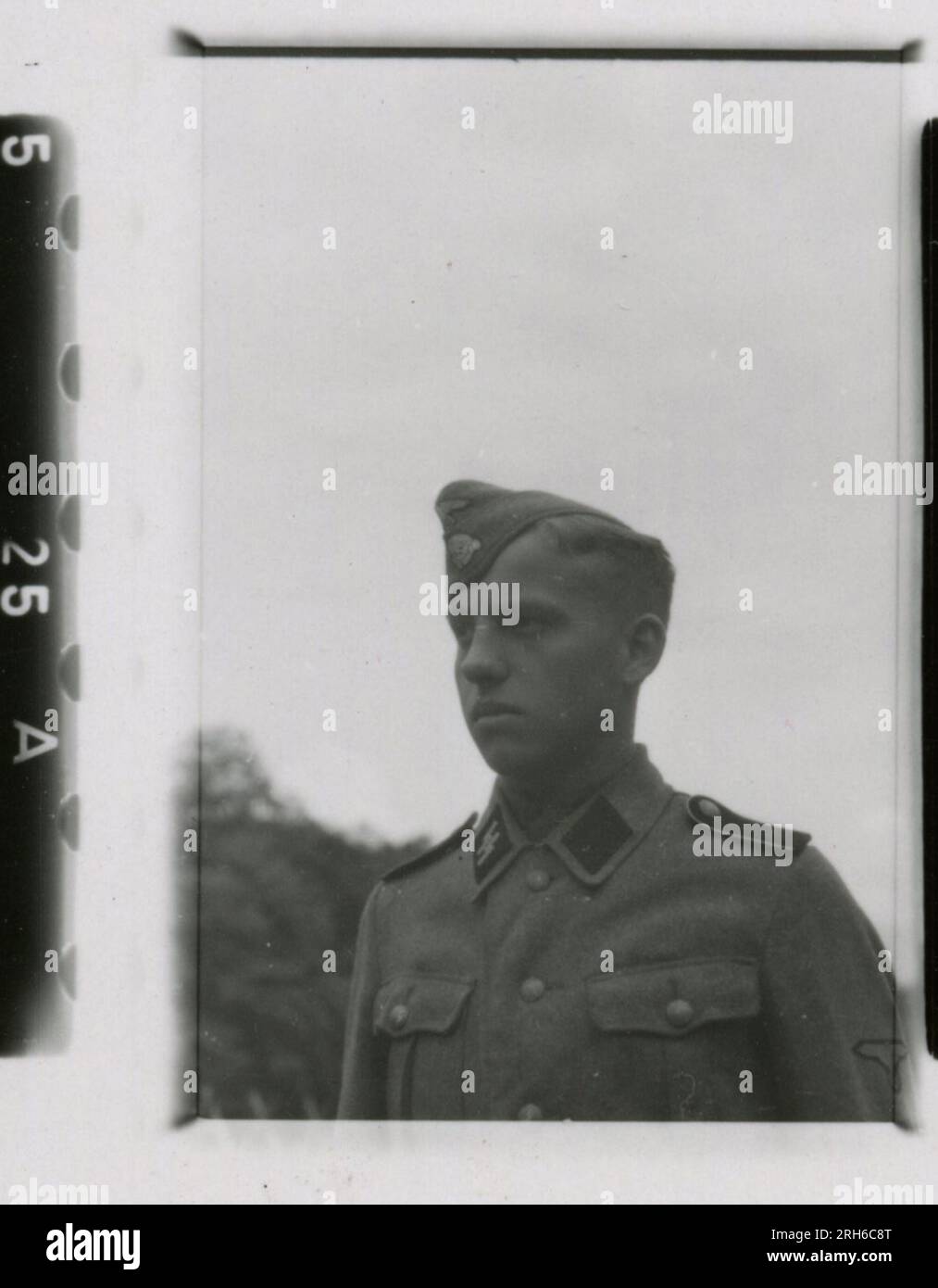 SS Photographer, Funk (1943) Concert hall with performers ...