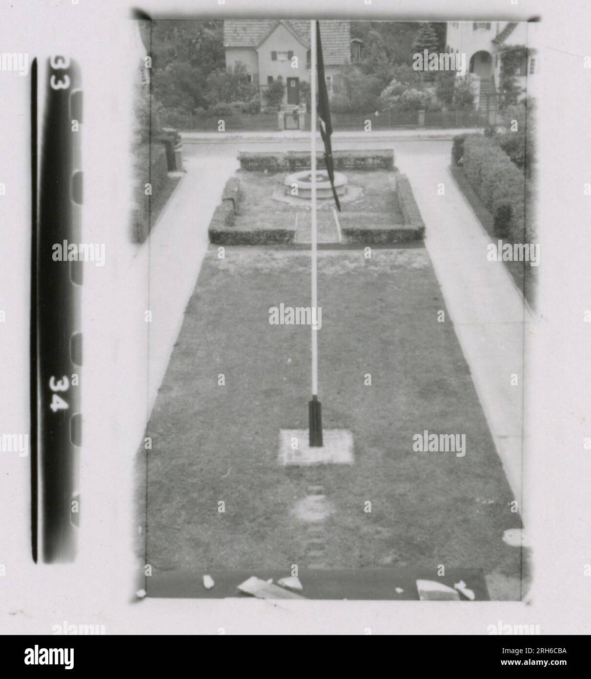 SS Photographer, Funk (1943) Concert hall with performers ...