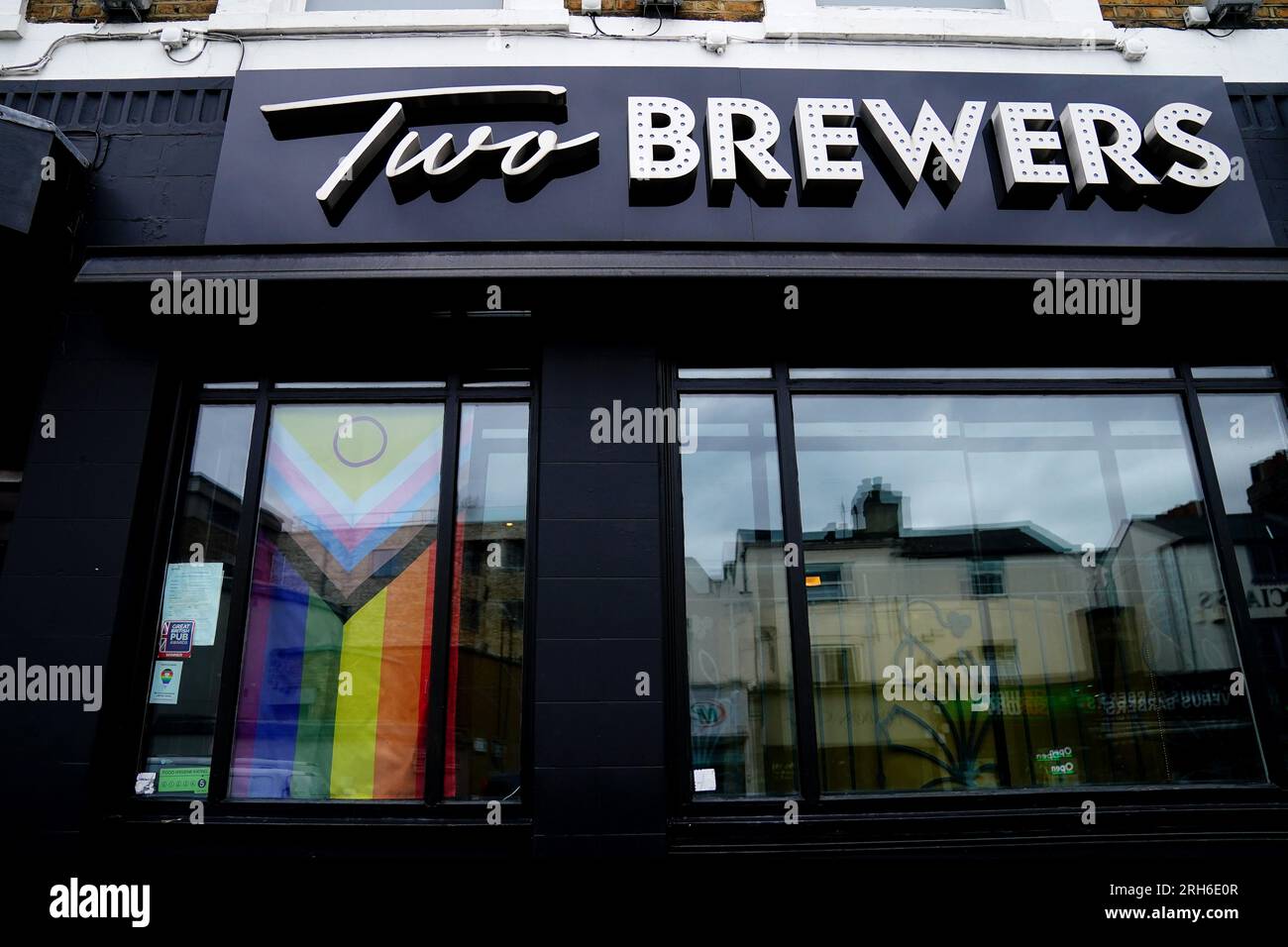 Two brewers hi-res stock photography and images - Alamy