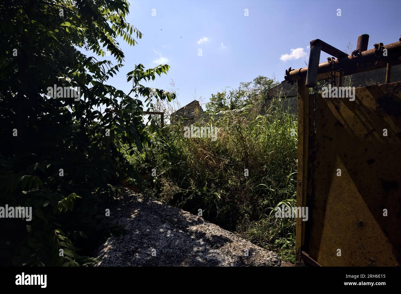 Side view of trench hi-res stock photography and images - Alamy