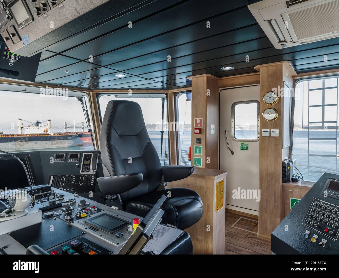 Cockpit cargo container ship hi-res stock photography and images - Alamy