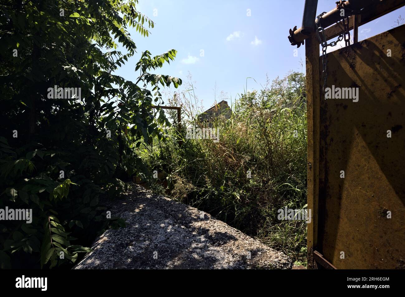 Side view of trench hi-res stock photography and images - Alamy
