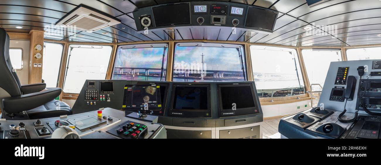 Cockpit cargo container ship hi-res stock photography and images - Alamy