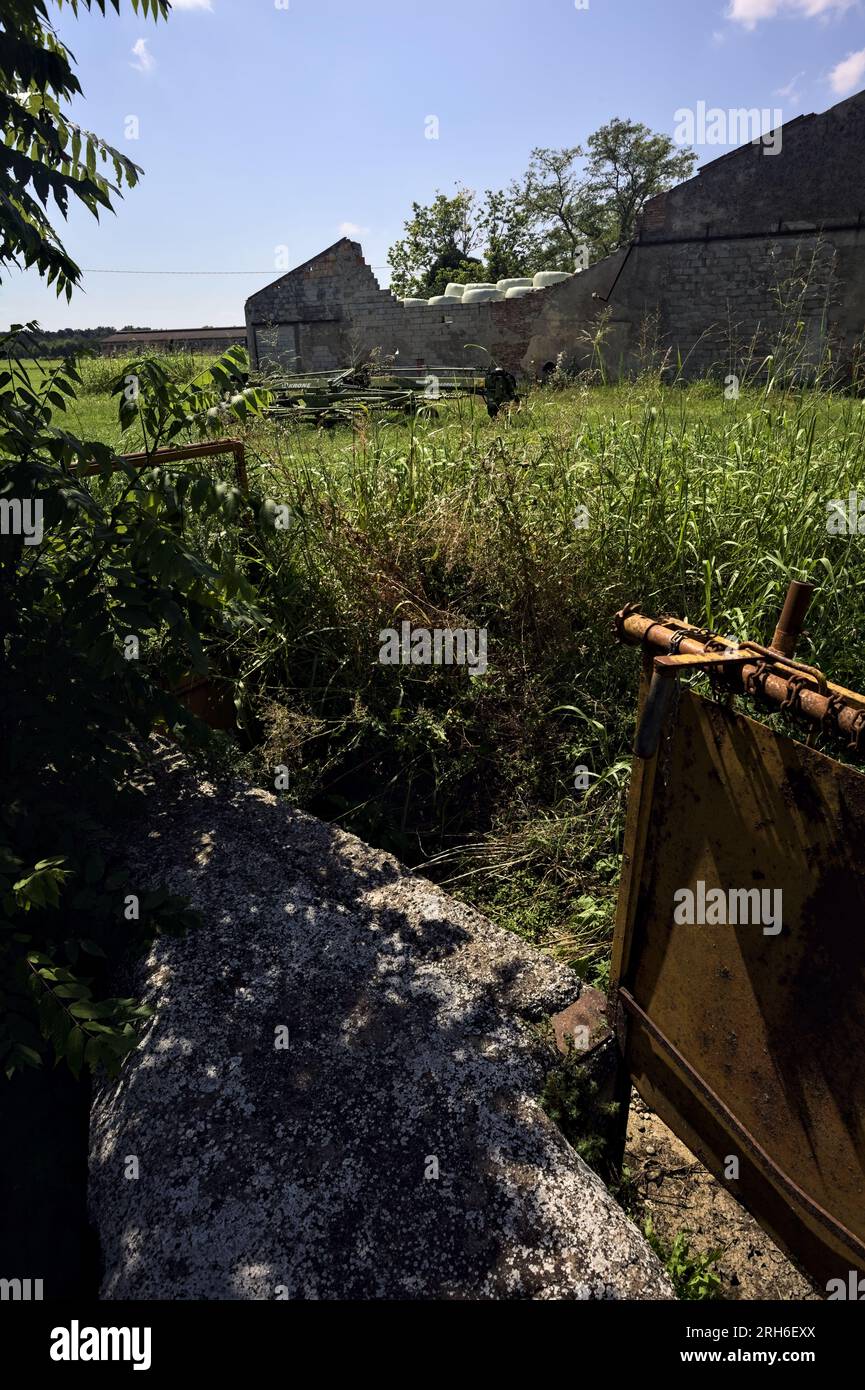Side view of trench hi-res stock photography and images - Alamy