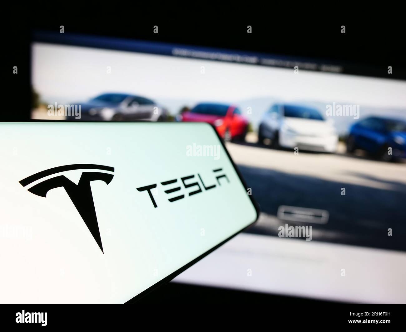 Tesla logo hi-res stock photography and images - Alamy