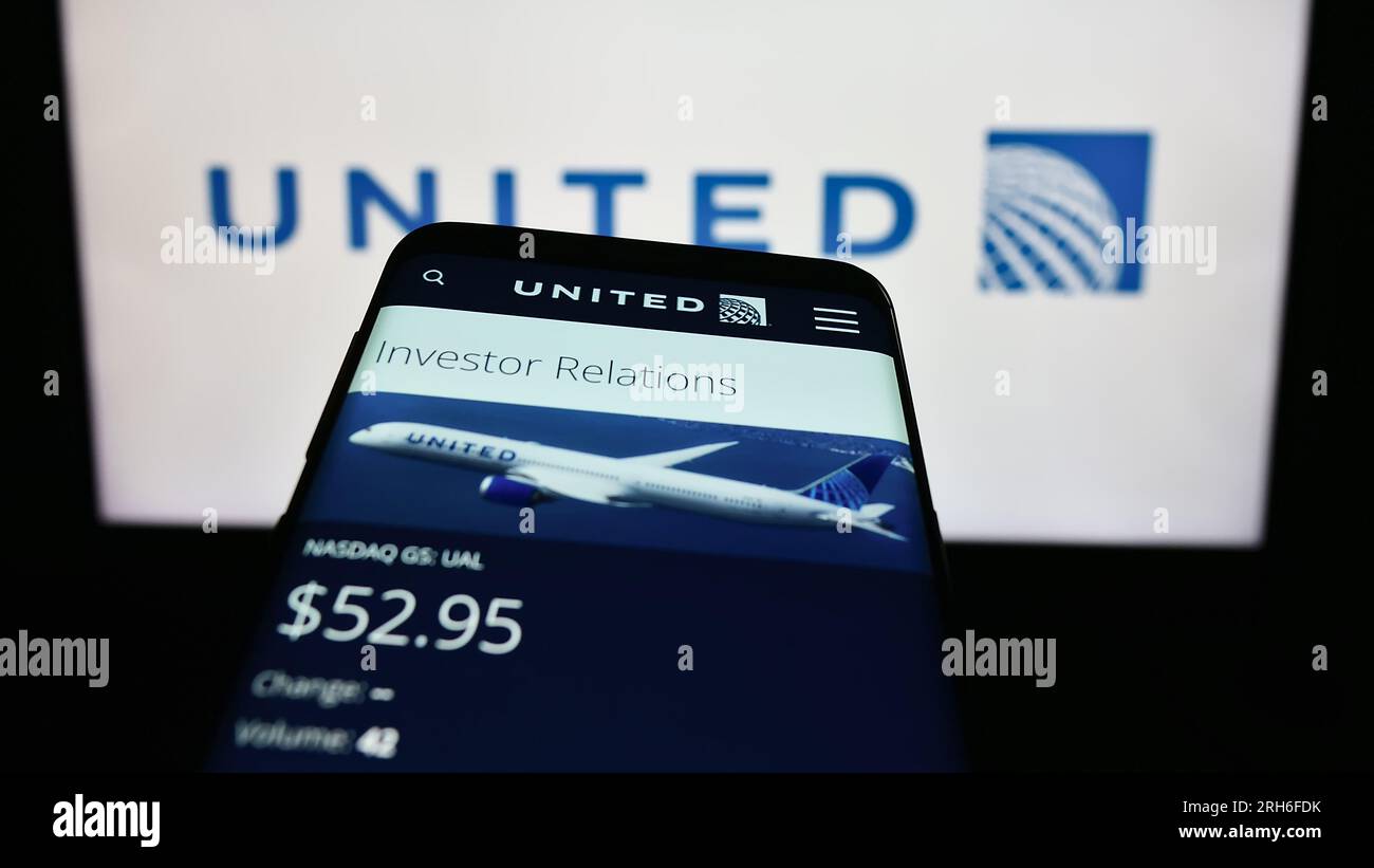 Mobile phone with website of US company United Airlines Holdings Inc ...