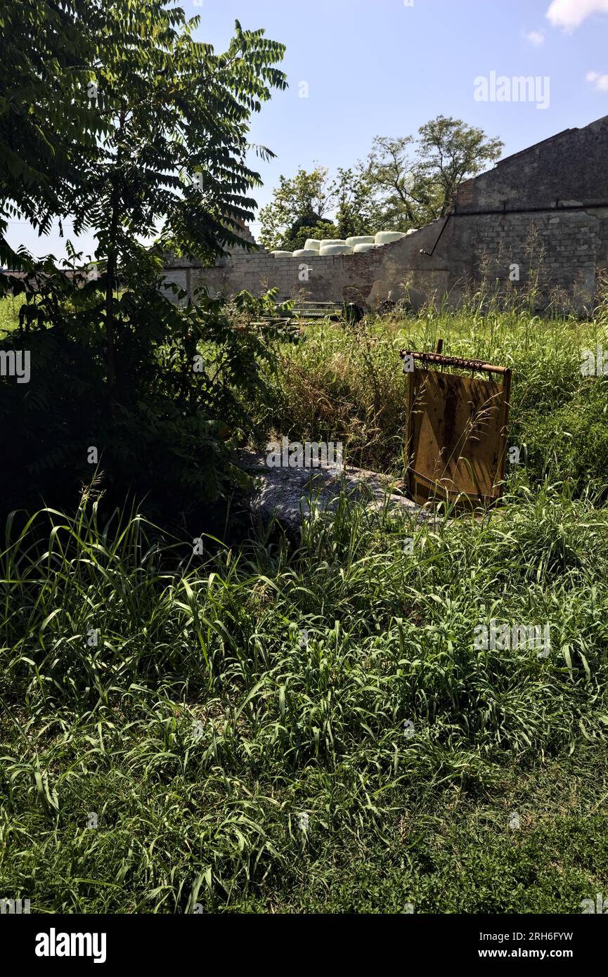 Side view of trench hi-res stock photography and images - Alamy