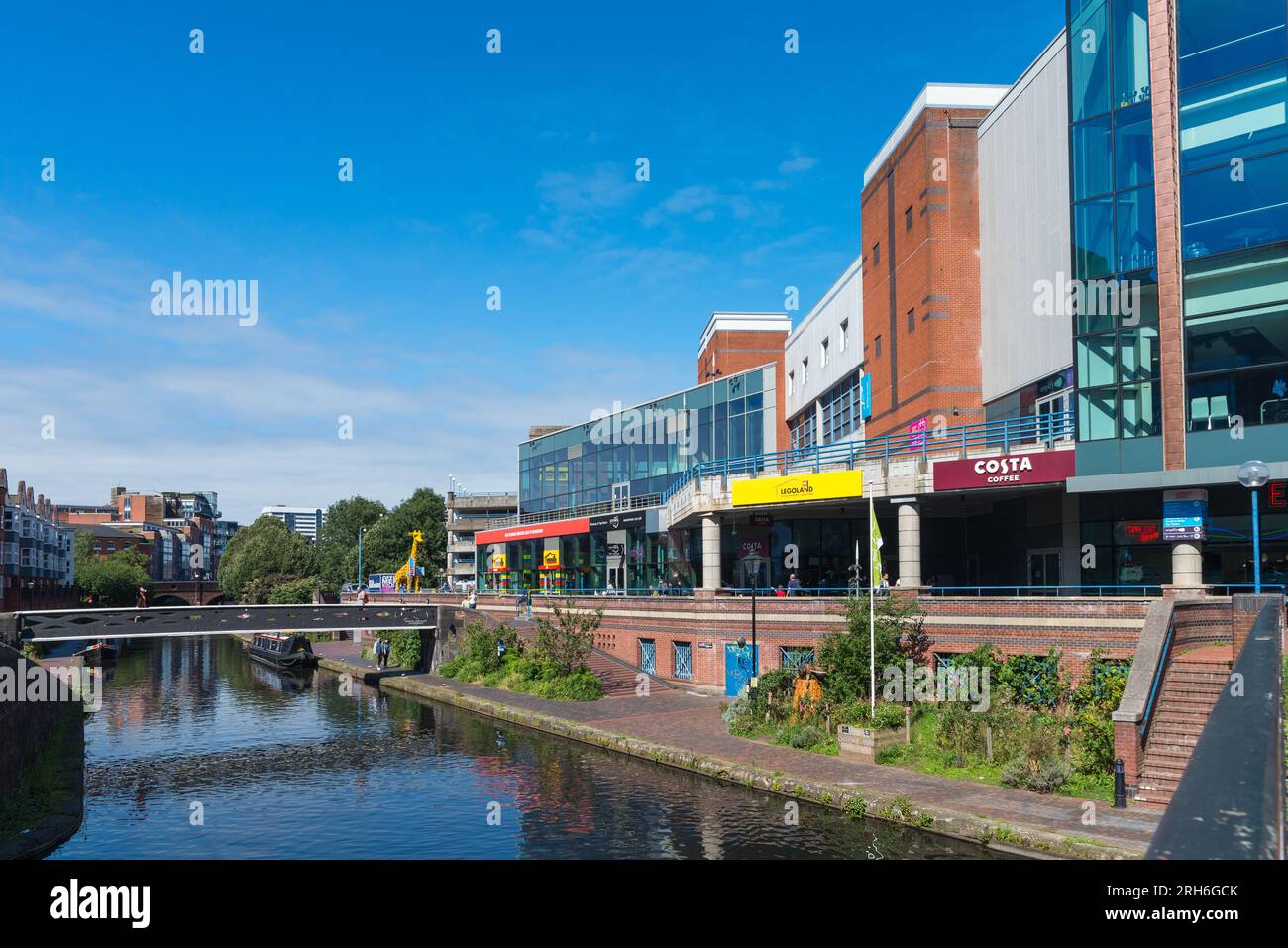 Canal running through Brindley Place in Birmingham city centre,England ...